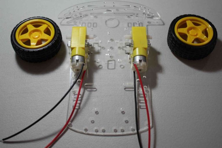 Robot seguidor de línea para Arduino - EcuaRobot