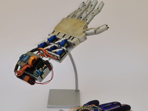 Mano robótica con control remoto con Arduino - EcuaRobot